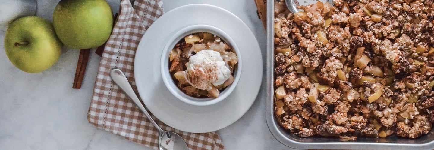 Nyttig smulpaj utan socker med havregryn och äpple